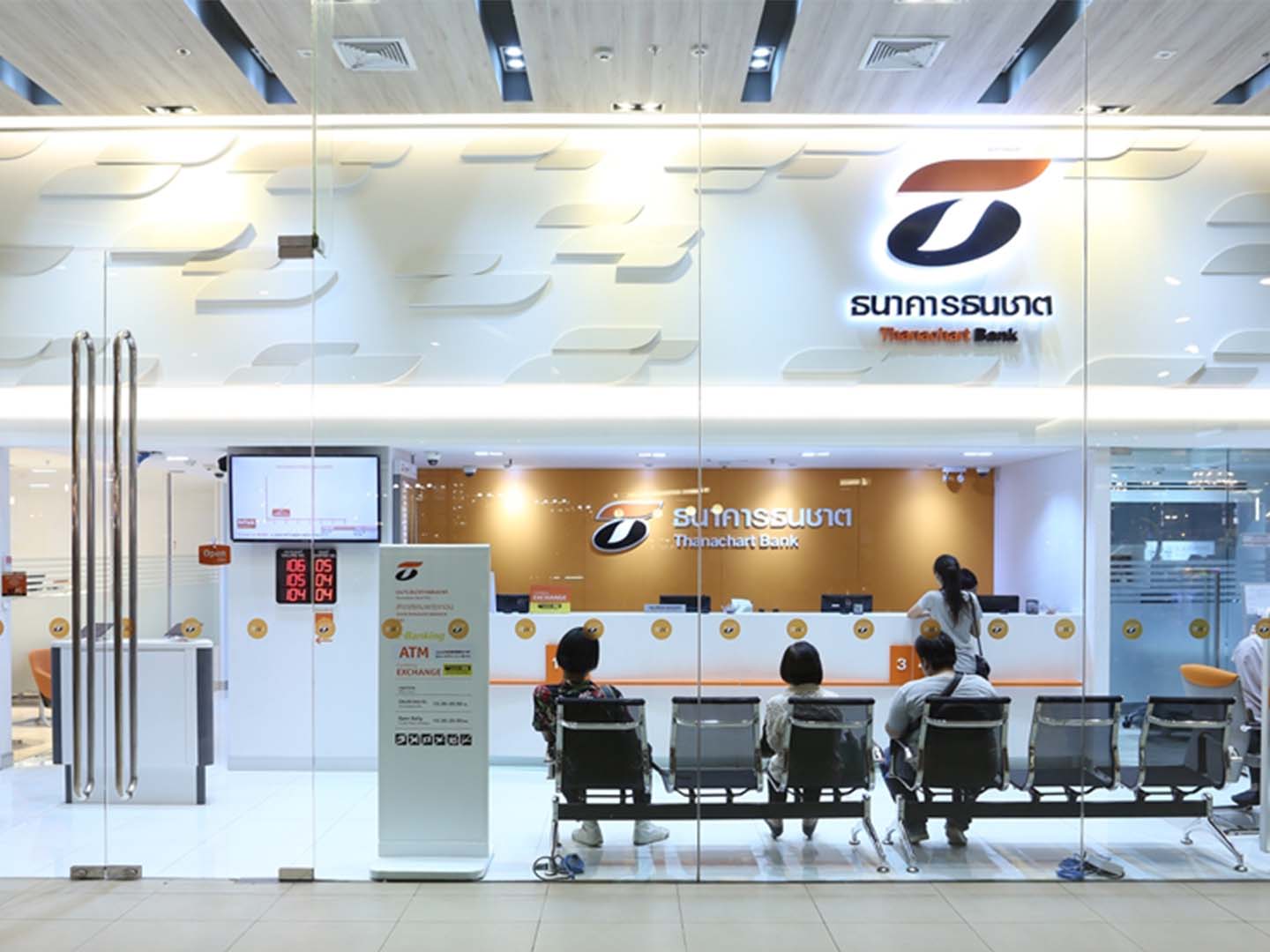 Easy Banking Services with the 12 Banks at Siam Paragon.